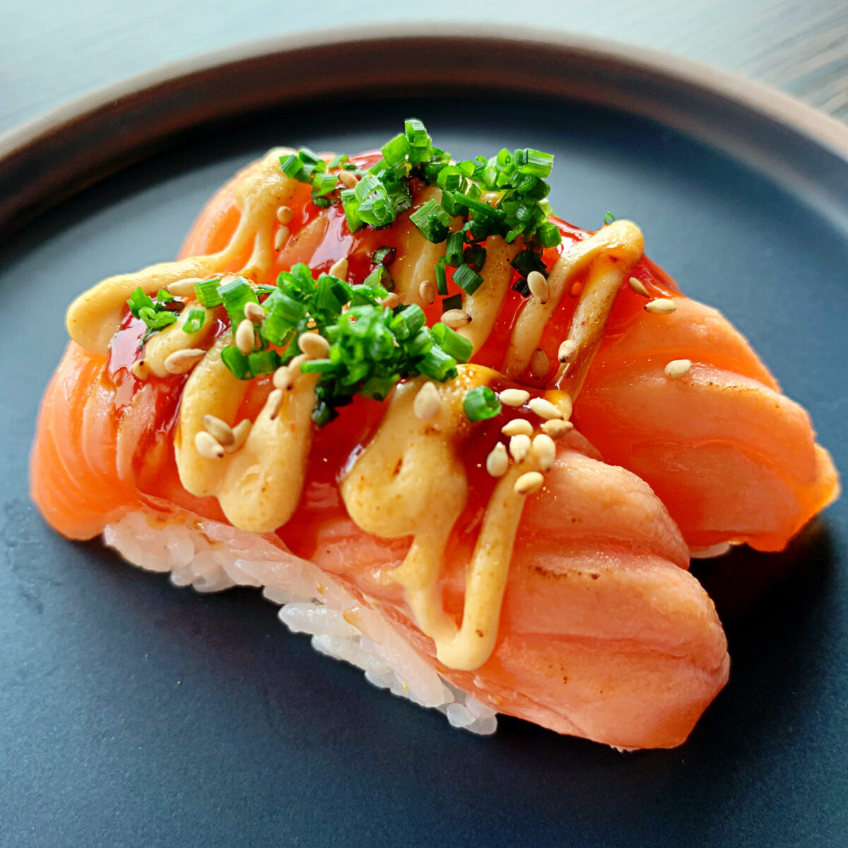 2. Flamberet laks 2/4 STK - Yummi Running Sushi & Wok