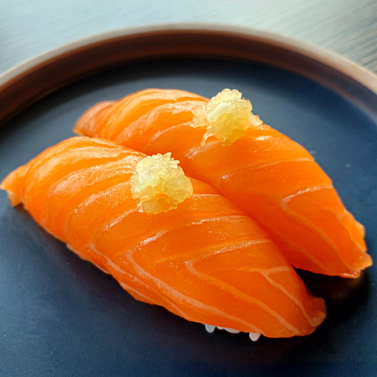 4. Laks Hvidløg 2/4 STK - Yummi Running Sushi & Wok